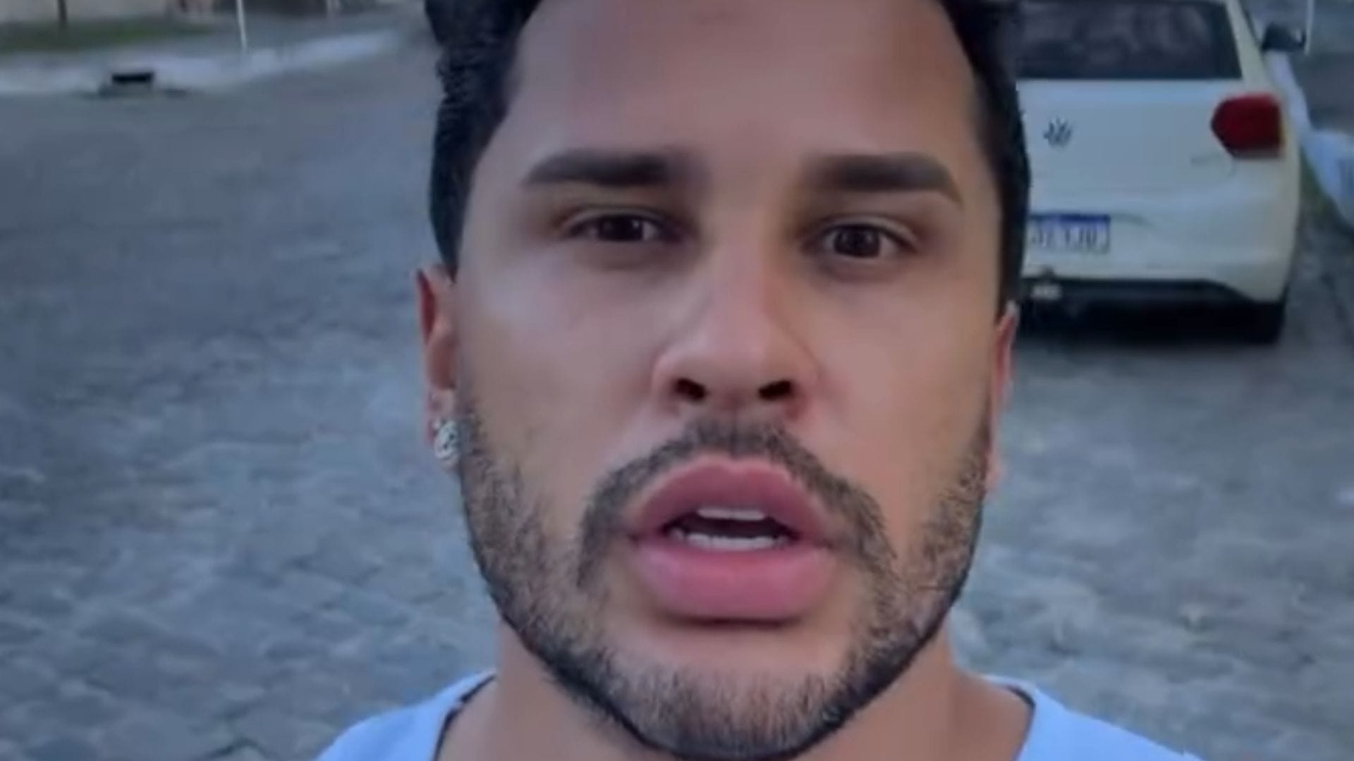 De sunga branca, Lucas Guimarães exibe físico sarado na praia - TrendPop